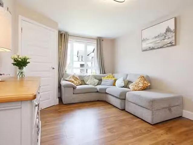 3 Bedroom Semi Detached House For Sale In Bowbridge Crescent.