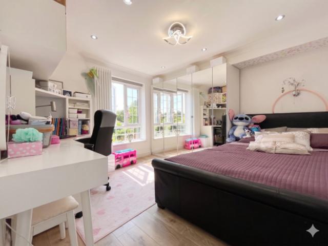 3 bedroom semi detached house for sale in Blundell Road, Luton, Bedfordshire, LU3 1SR, LU3