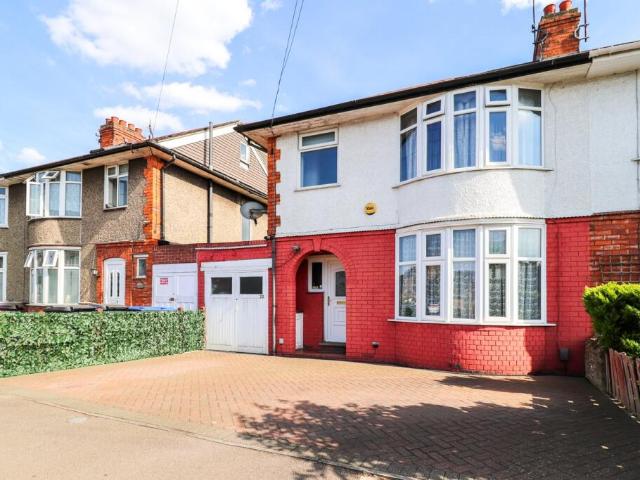 3 bedroom semi detached house for sale in Broadmead Avenue, Northampton, NN3