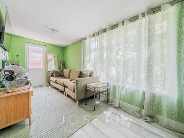 3 bedroom semi detached house for sale in Bramford Road, Ipswich, IP1