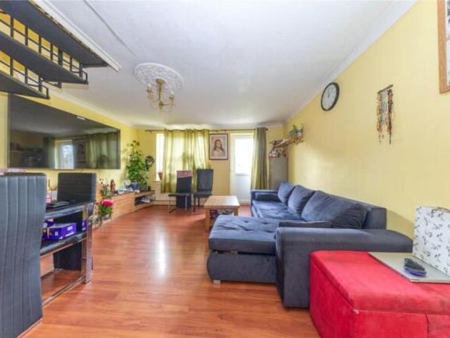 3 bedroom semi detached house for sale in Brimfield Close, Luton, Bedfordshire, LU2