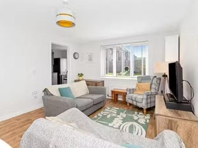 3 Bedroom Semi Detached House For Sale In Bullfinch Row, Liber.