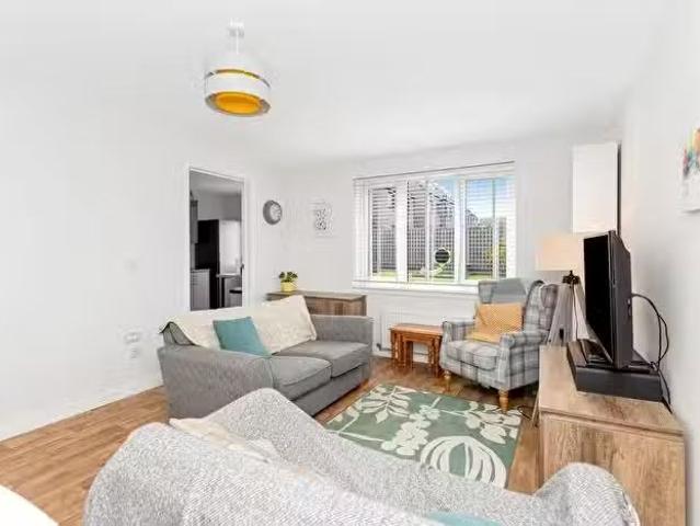 3 Bedroom Semi detached House For Sale In Bullfinch Row, Liber.