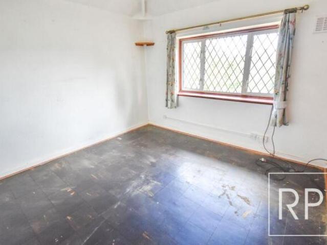3 bedroom semi detached house for sale in Castlecroft Road, Castlecroft, Wolverhampton, WV3
