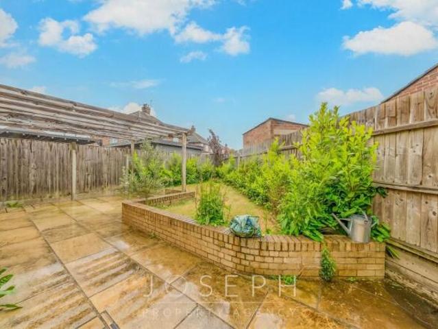 3 bedroom semi detached house for sale in Cedarcroft Road, Ipswich, IP1