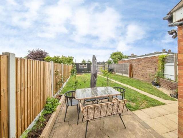 3 bedroom semi detached house for sale in Cedarcroft Road, Ipswich, IP1