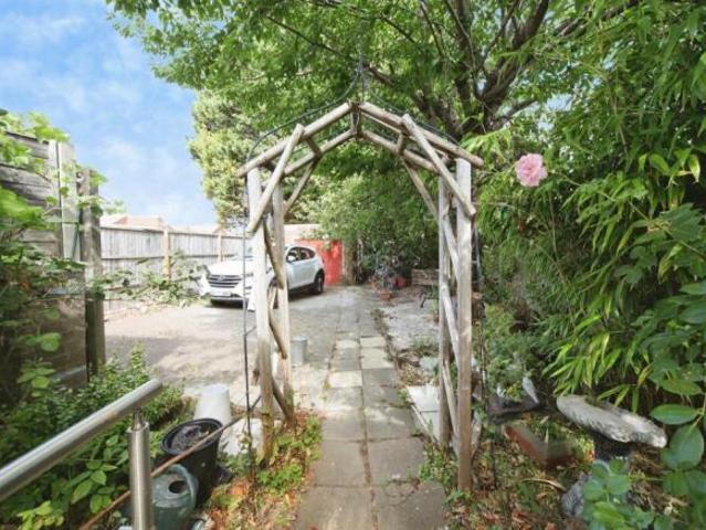 3 bedroom semi detached house for sale in Charlwood Road, Luton, LU4