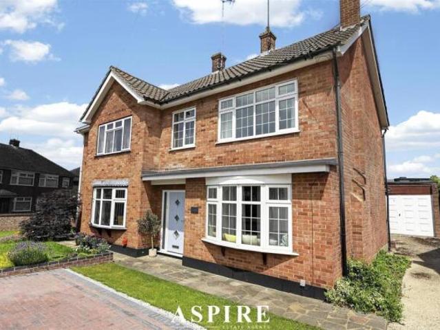 3 bedroom semi detached house for sale in Chelmer Drive, Brentwood, CM13