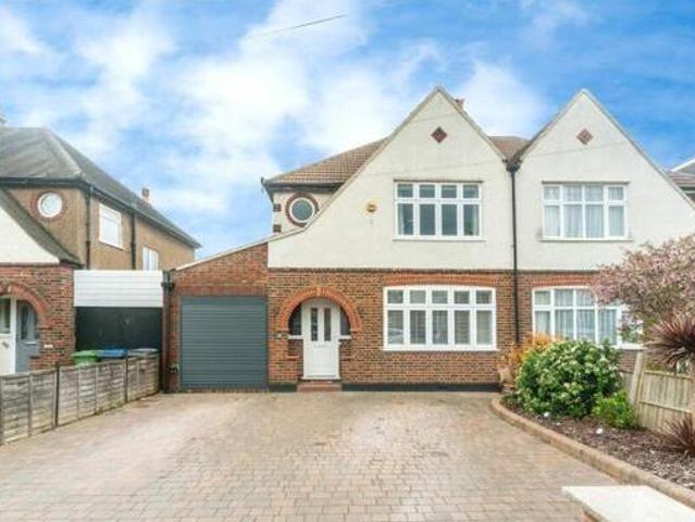3 Bedroom Semi detached House For Sale In Chessington, Surrey