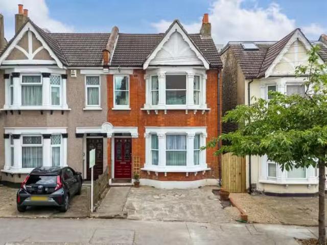 3 bedroom semi detached house for sale in Chisholm Road, Croyd.