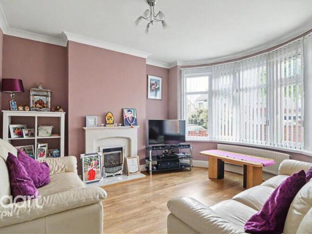 3 bedroom semi detached house for sale in Churchill Road, Luton, LU4