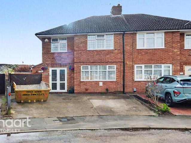 3 bedroom semi detached house for sale in Collingtree, Luton, LU2