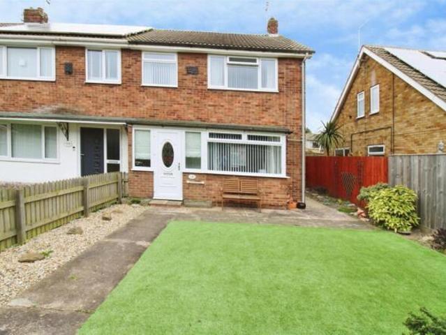 3 bedroom semi detached house for sale in Cotterdale, Hull, HU7
