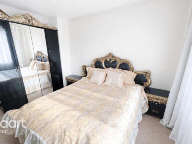 3 bedroom semi detached house for sale in Croyde Avenue, Hayes, UB3