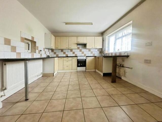 3 bedroom semi detached house for sale in Cumberland Avenue, Slough, SL2