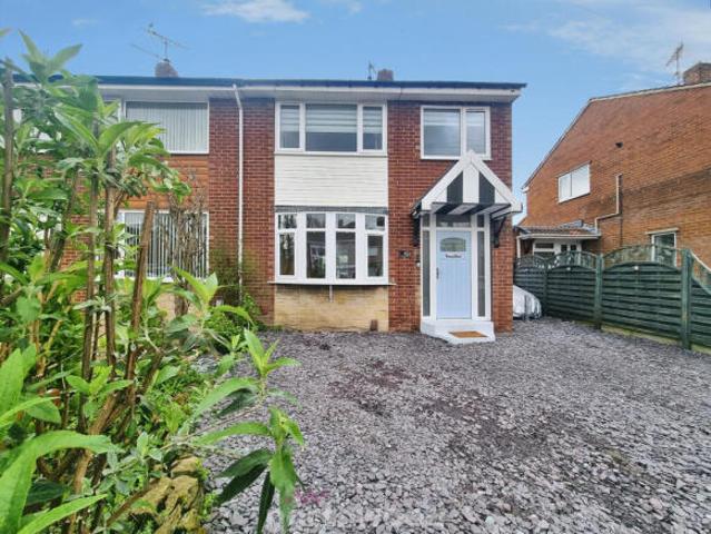 3 bedroom semi detached house for sale in Darrington Drive, Warmsworth, Doncaster, DN4