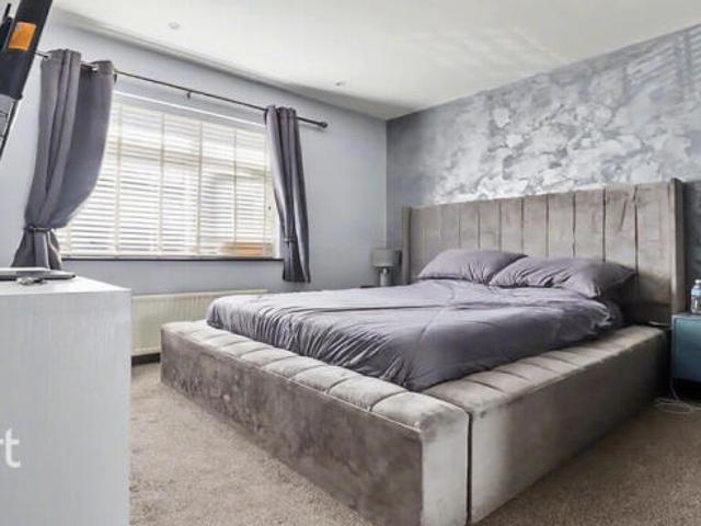 3 bedroom semi detached house for sale in Eaton Valley Road, Luton, LU2