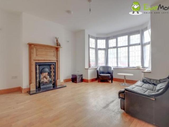 3 bedroom semi detached house for sale in Elmwood Crescent, Luton, LU2
