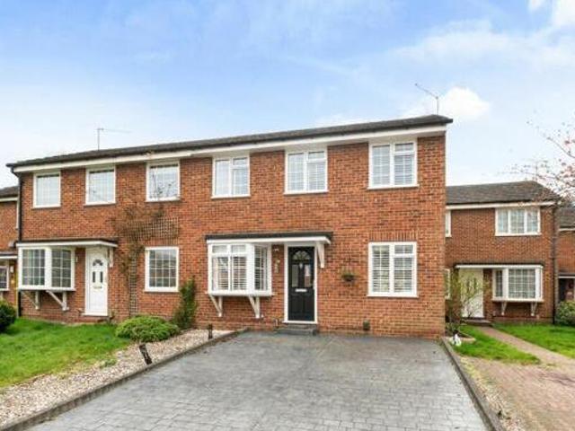 3 Bedroom Semi detached House For Sale In Farnborough