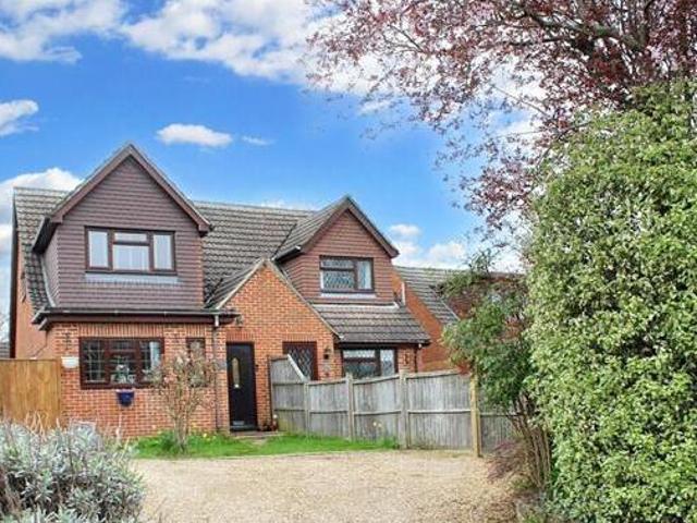 3 Bedroom Semi detached House For Sale In Farnborough, Hampshire