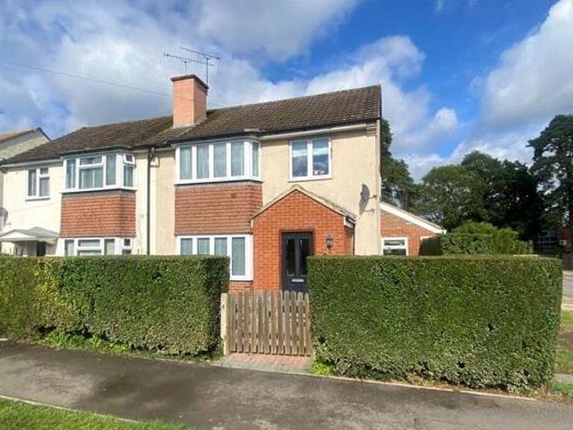 3 Bedroom Semi detached House For Sale In Farnborough, Hampshire