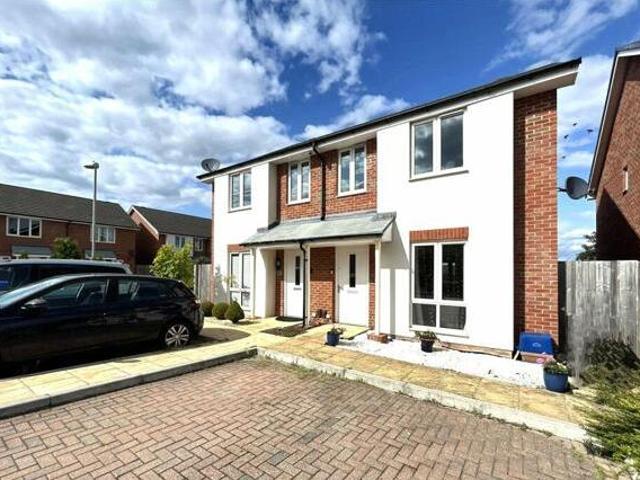 3 Bedroom Semi detached House For Sale In Farnborough, Hampshire