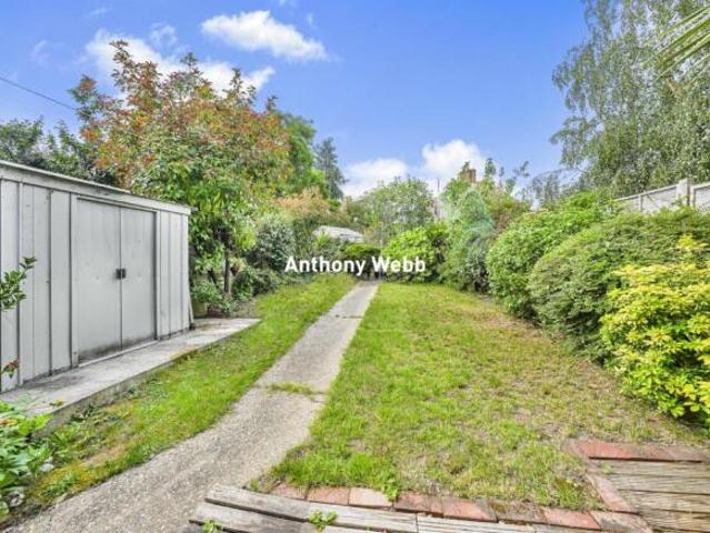 3 bedroom semi detached house for sale in Farndale Avenue, Palmers Green, N13
