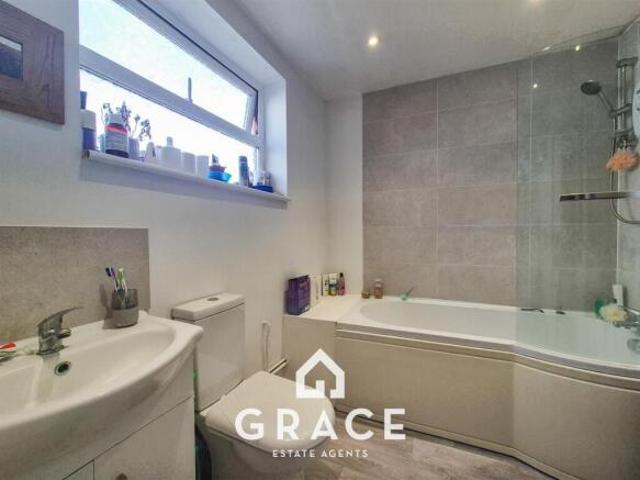 3 bedroom semi detached house for sale in Foxhall Road, Ipswich, IP3