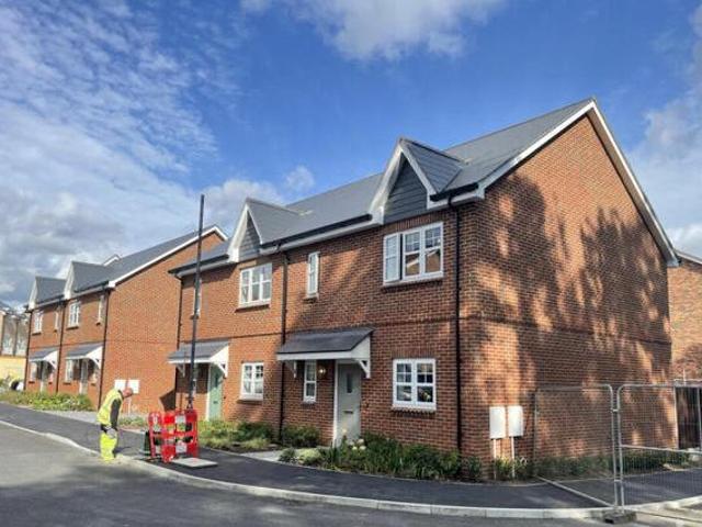 3 Bedroom Semi detached House For Sale In Fleet