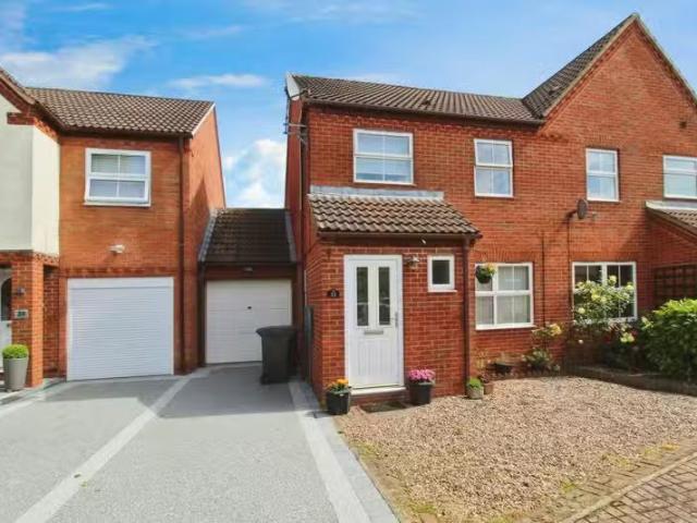 3 bedroom semi detached house for sale in Gloucester Close, Br.