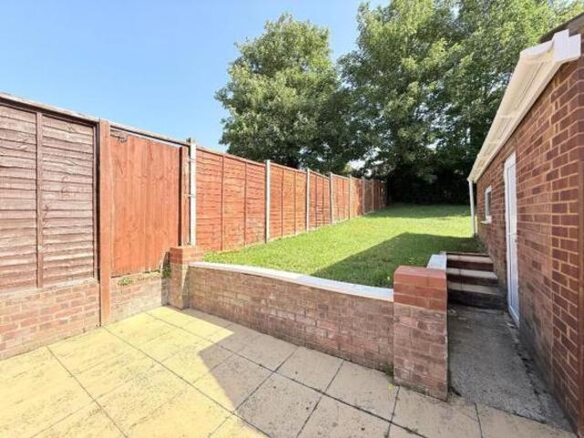 3 bedroom semi detached house for sale in Grampian Way, Luton, LU3