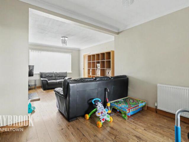 3 bedroom semi detached house for sale in Grenfolds Road, Grenoside, S35