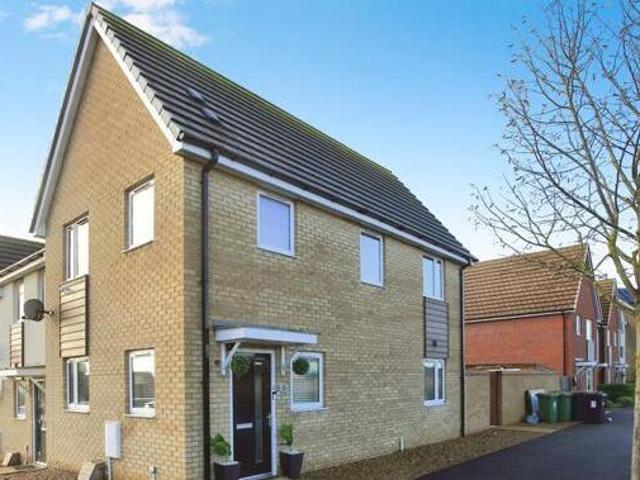 3 Bedroom Semi detached House For Sale In Hampton Centre