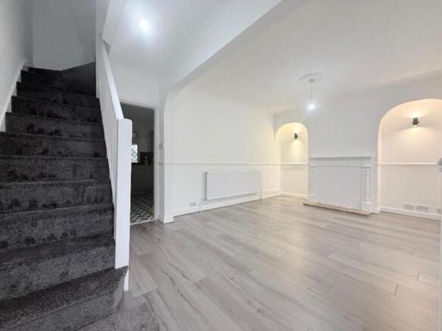 3 bedroom semi detached house for sale in Harefield Road, Luton, LU1