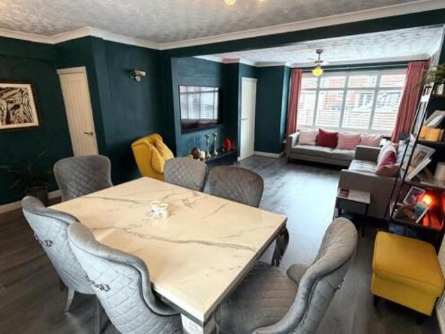 3 bedroom semi detached house for sale in Hawthorn Road, Droylsden, M43