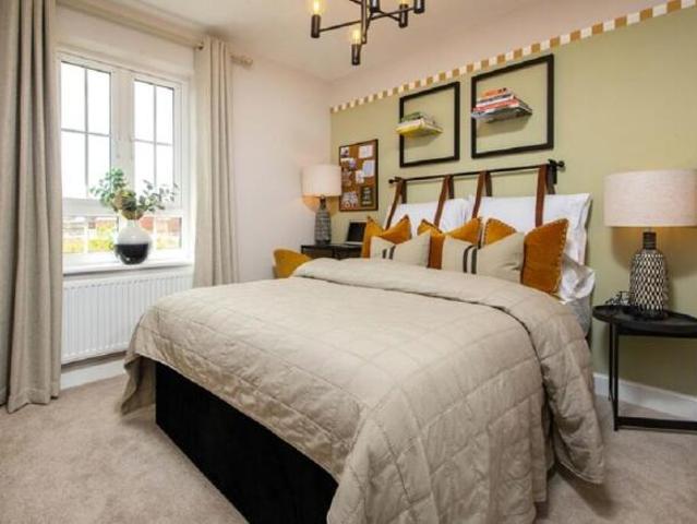 3 bedroom semi detached house for sale in Henley Gate, Ipswich, IP1