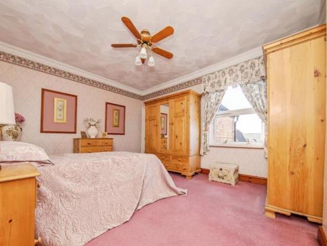 3 bedroom semi detached house for sale in Henniker Road, Ipswich, IP1