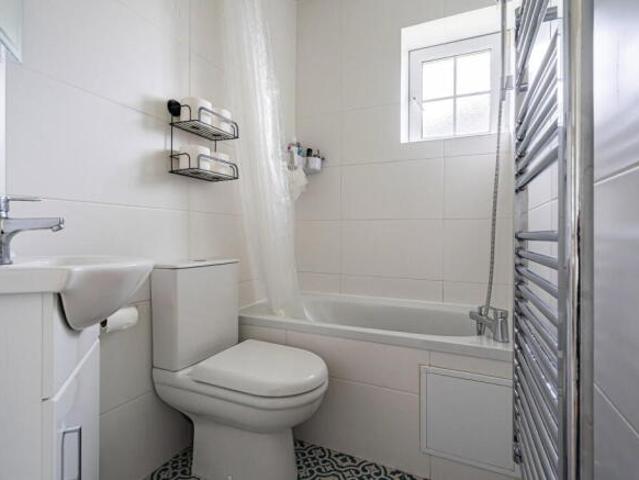 3 bedroom semi detached house for sale in Hedgeway, Guildford, GU2