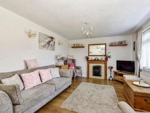 3 bedroom semi detached house for sale in High Road, Watford, WD25