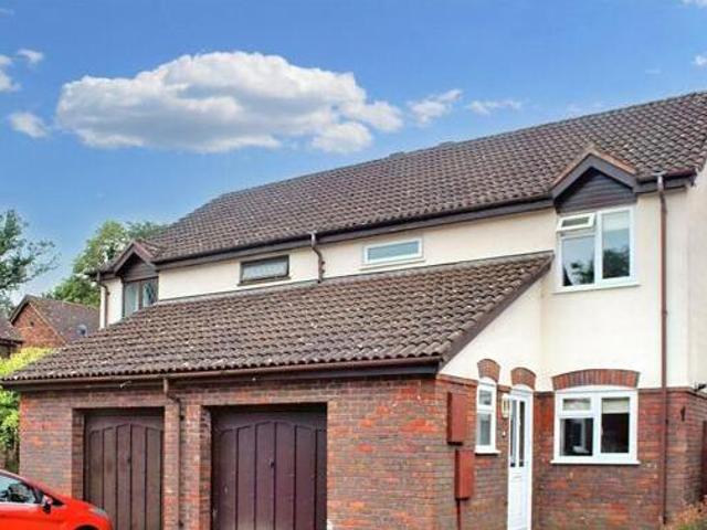 3 Bedroom Semi detached House For Sale In Hook, Hampshire