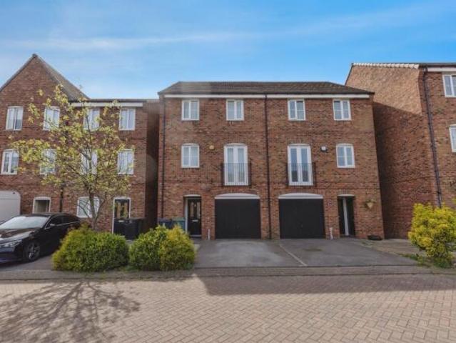3 bedroom semi detached house for sale in Hutton Close, Thornbury, Bradford, BD3