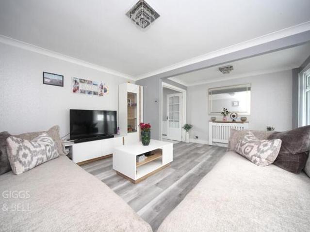 3 bedroom semi detached house for sale in Icknield Way, Luton, Bedfordshire, LU3
