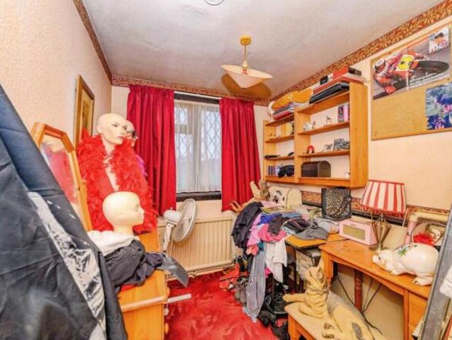 3 bedroom semi detached house for sale in Icknield Way, Luton, Bedfordshire, LU3