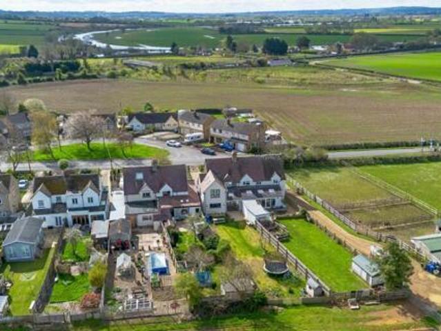3 Bedroom Semi detached House For Sale In Islip