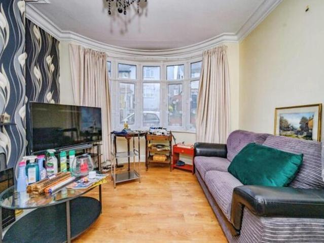 3 bedroom semi detached house for sale in Kingston Road, Luton, Bedfordshire, LU2