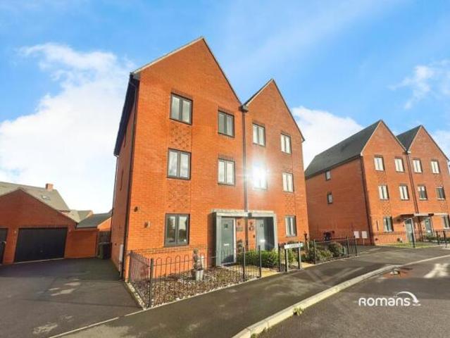 3 bedroom semi detached house for sale in Linseed Way, Basingstoke, Hampshire, RG23