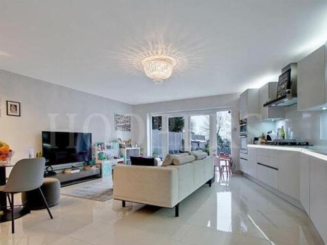 3 Bedroom Semi detached House For Sale In London