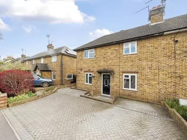 3 bedroom semi detached house for sale in London Road, Bishop'.