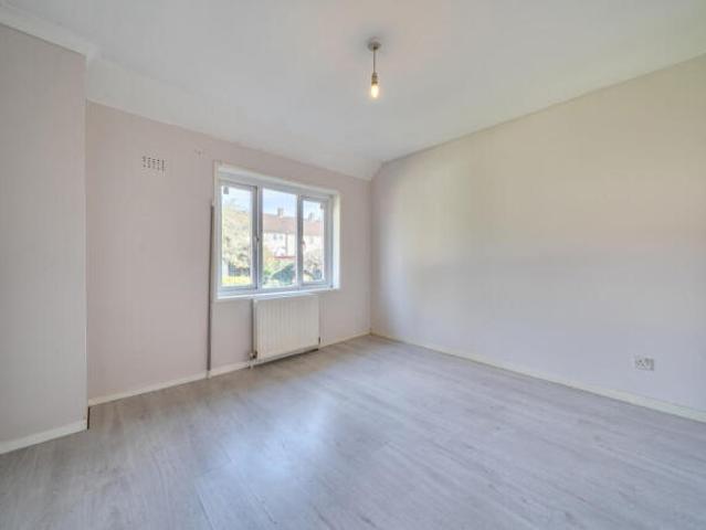 3 bedroom semi detached house for sale in Longcroft, London, SE9