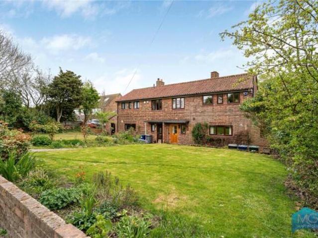 3 bedroom semi detached house for sale in Lullington Garth, London, N12